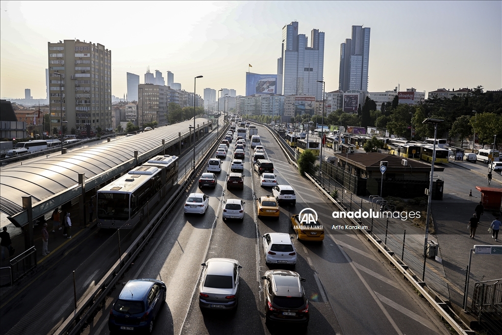 İstanbul'da trafik yoğunluğu - Anadolu Ajansı