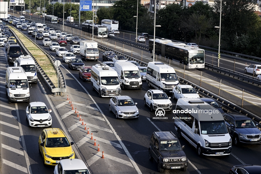 İstanbul'da trafik yoğunluğu - Anadolu Ajansı