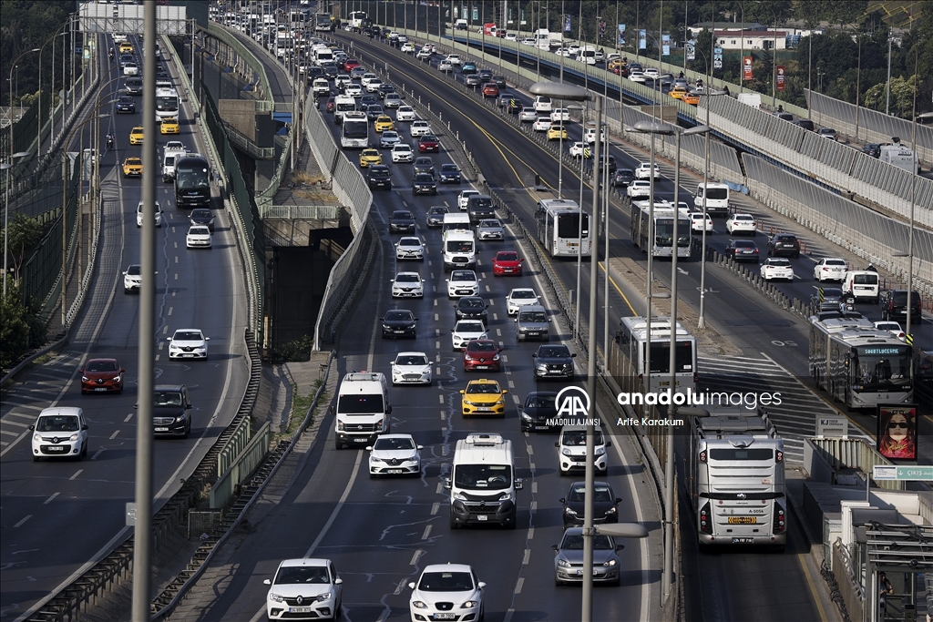 İstanbul'da trafik yoğunluğu - Anadolu Ajansı