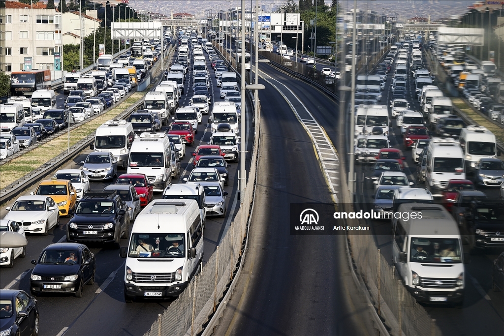 İstanbul'da trafik yoğunluğu - Anadolu Ajansı