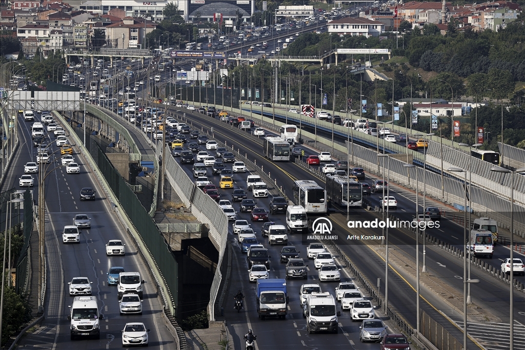 İstanbul'da trafik yoğunluğu - Anadolu Ajansı