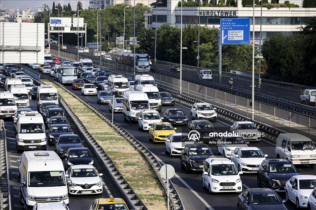 İstanbul'da trafik yoğunluğu - Anadolu Ajansı