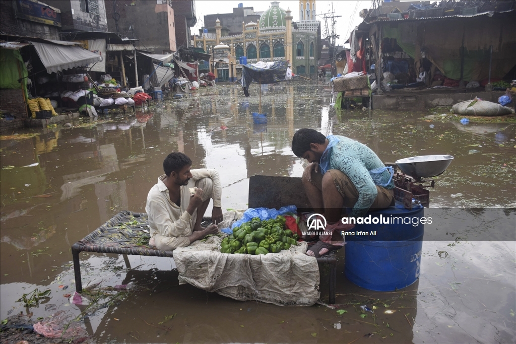 Lahor'da şiddetli yağışlar sele neden oldu - Anadolu Ajansı
