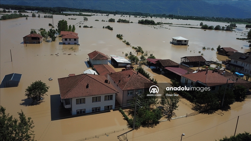 Düzce'de tamamı sular altında kalan köyde tahliye çalışmaları sürüyor