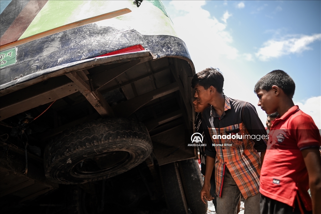 Bangladeş'te otobüsün gölete düşmesi sonucu en az 17 kişi öldü - Anadolu Ajansı