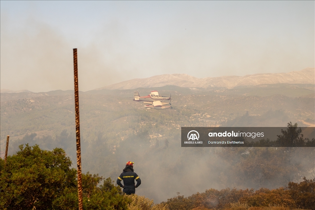Rodos Adası'ndaki yangın sebebiyle dün gece 19 bin kişi tahliye edildi ...