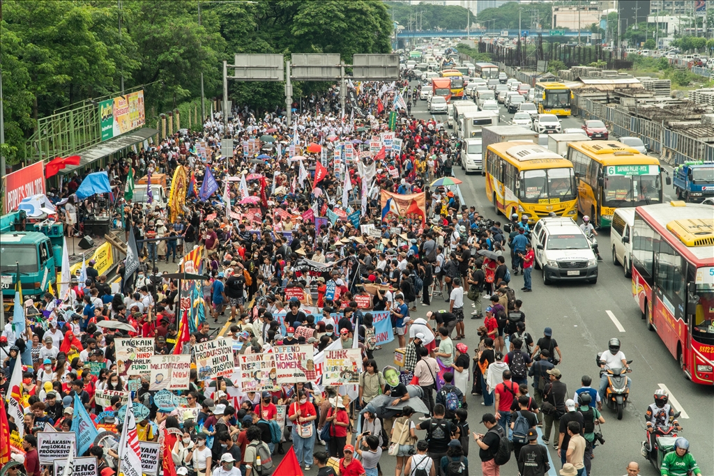 Various groups hold protest for extra wages, livelihoods, welfare and ...