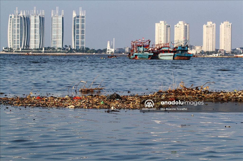 Tons of garbage accumulate on the coast of Jakarta - Anadolu Ajansı