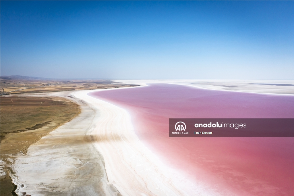 Tuz Gölü’ndeki renk değişimi ziyaretçilere görsel şölen sunuyor ...