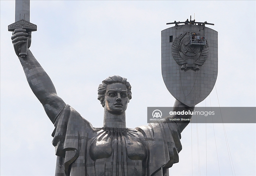 Ukrayna'daki Anavatan Anıtı'nda bulunan Sovyet arması söküldü - Anadolu ...