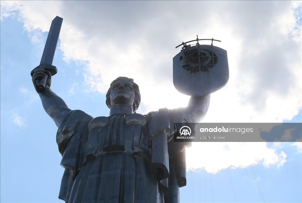Ukrayna'daki Anavatan Anıtı'nda bulunan Sovyet arması sökülüyor ...