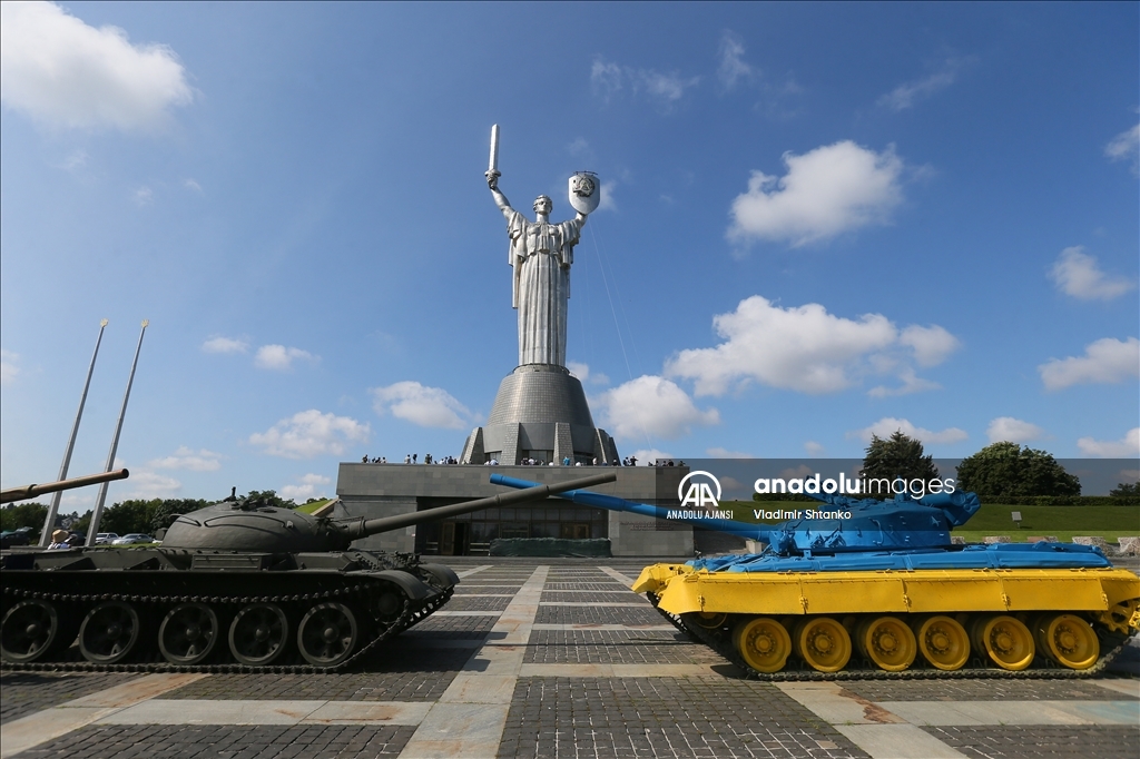 Ukrayna'daki Anavatan Anıtı'nda bulunan Sovyet arması sökülüyor ...