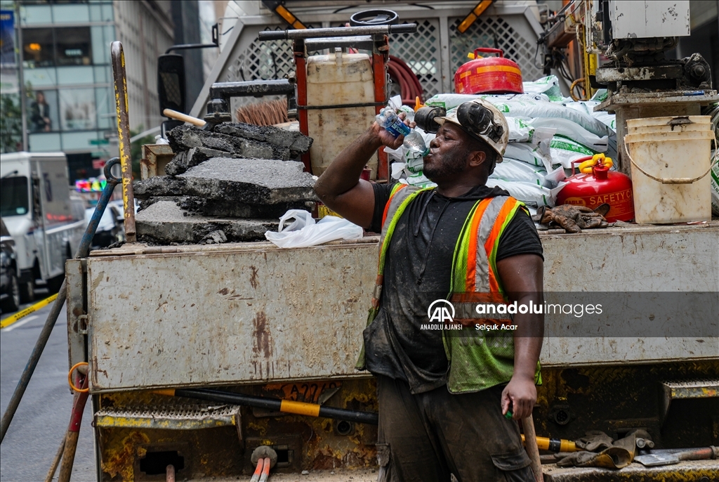 New York'taki 127 yıllık su şebekesi patladı, sokaklar ve metro sular ...