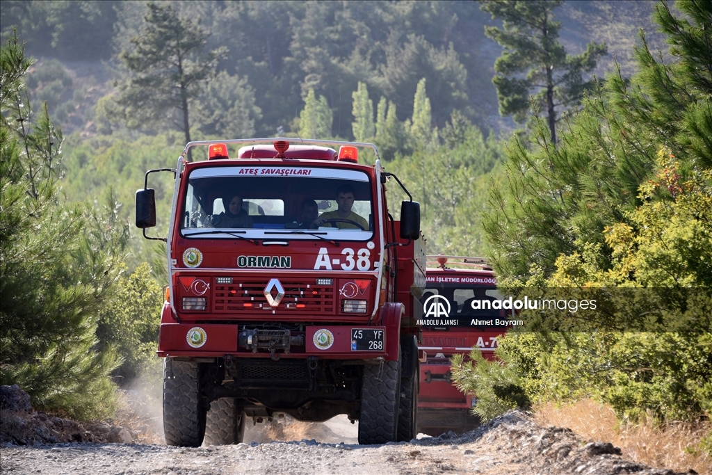 Manisa'nın Soma ilçesinde çıkan orman yangınına müdahale sürüyor ...