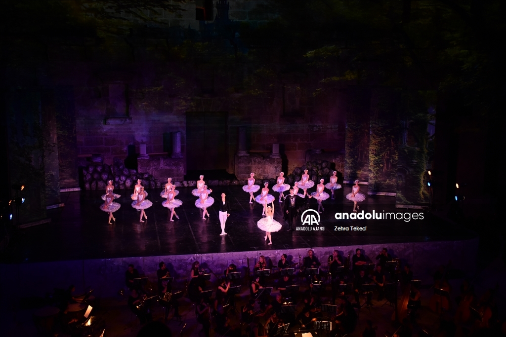 30. Uluslararası Aspendos Opera ve Bale Festivali'nde "Kuğu Gölü ...