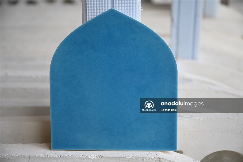 Selimiye'de minare külahının altında yer alan orijinal tek çini ...