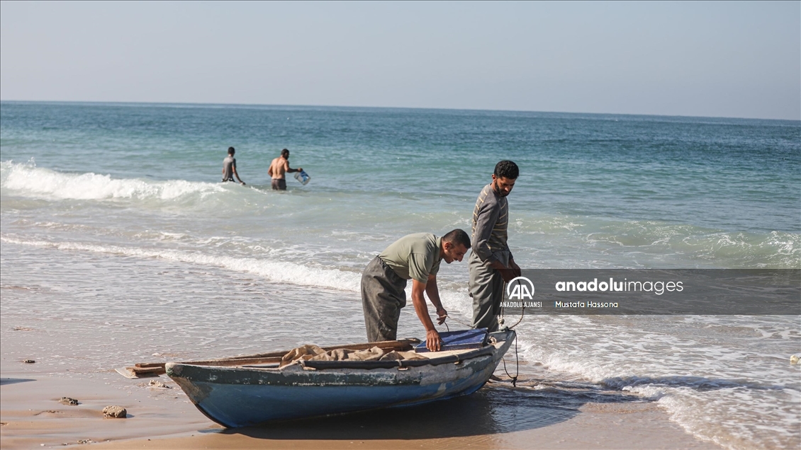 "İnsani ara"yı fırsat bilen Filistinliler, Gazze Sahili'ne akın etti ...