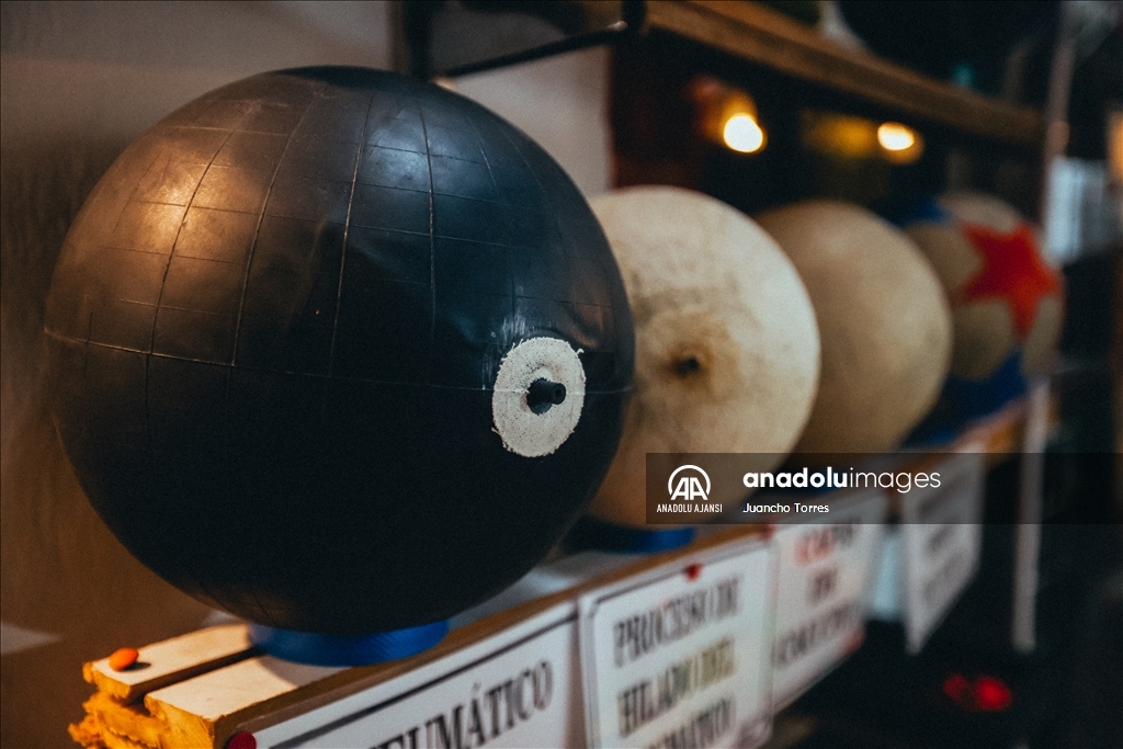 Kolombiya'nın küçük kasabası Mongiu yılda 500.000 futbol topu üretiyor ...