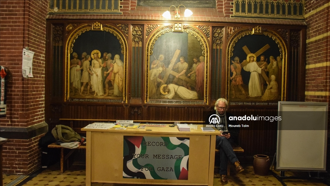 Farklı dinlere mensup insanlar Amsterdam'daki bir kilisede Gazze için ...