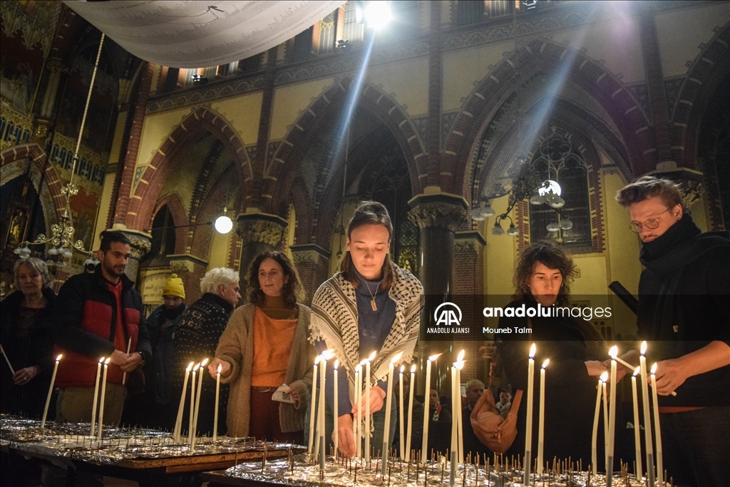 Farklı dinlere mensup insanlar Amsterdam'daki bir kilisede Gazze için ...