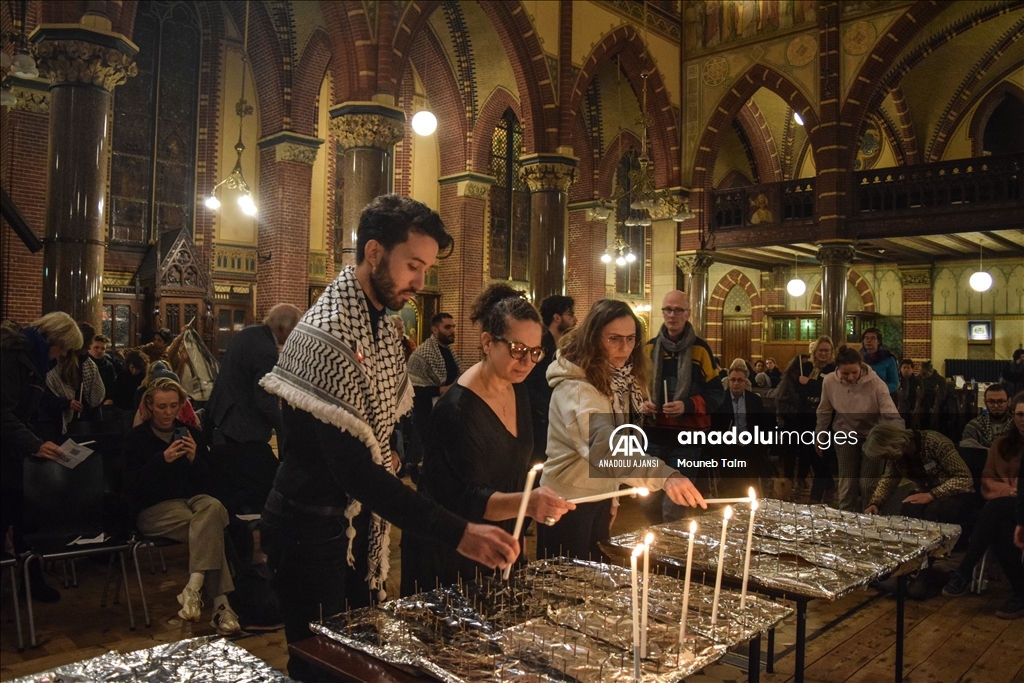 Farklı dinlere mensup insanlar Amsterdam'daki bir kilisede Gazze için ...