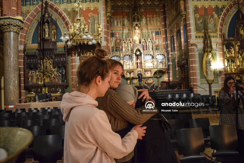 Farklı dinlere mensup insanlar Amsterdam'daki bir kilisede Gazze için ...