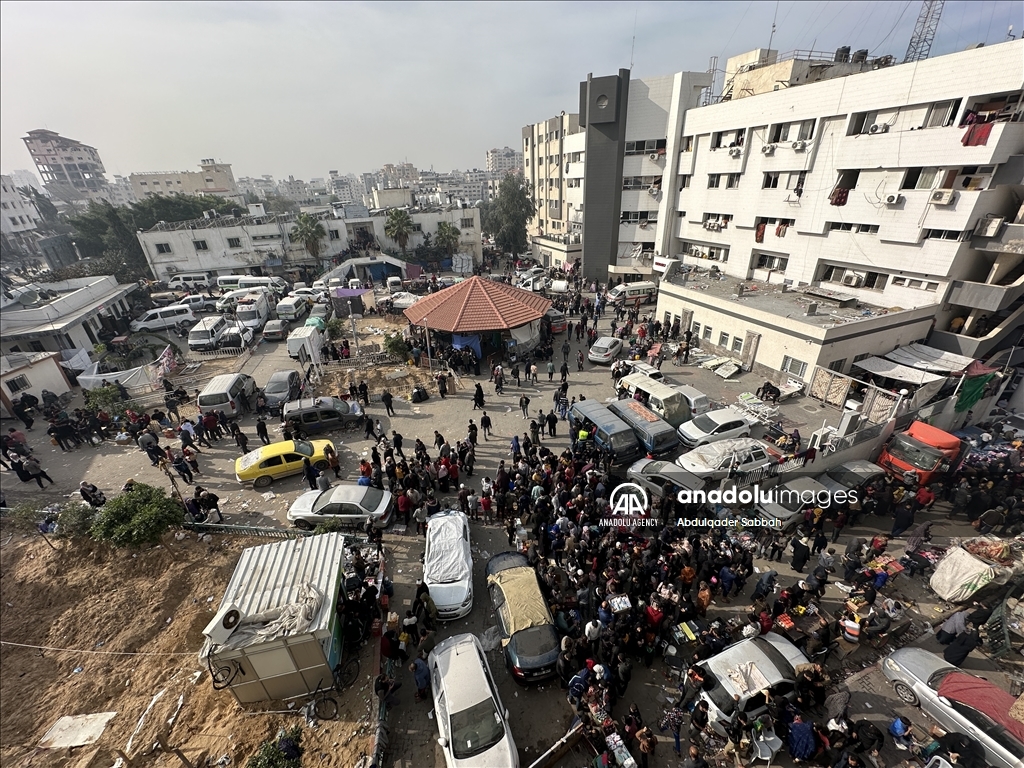Palestinians sheltering in Al-Shifa Hospital continue to live under ...