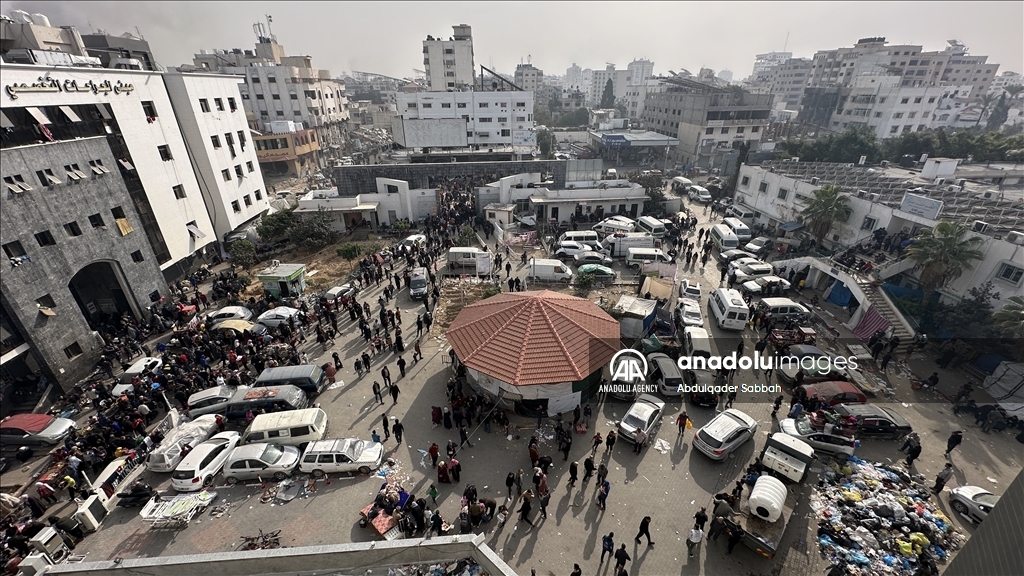Palestinians sheltering in Al-Shifa Hospital continue to live under ...