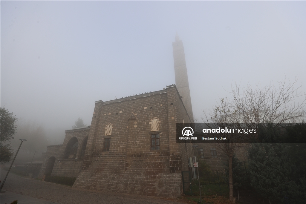 Diyarbakır'ın tarihi mekanları sis altında - Anadolu Ajansı