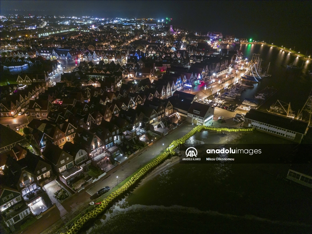Hollanda'da aşırı yağışların neden olduğu sele karşı önlemler alınıyor ...