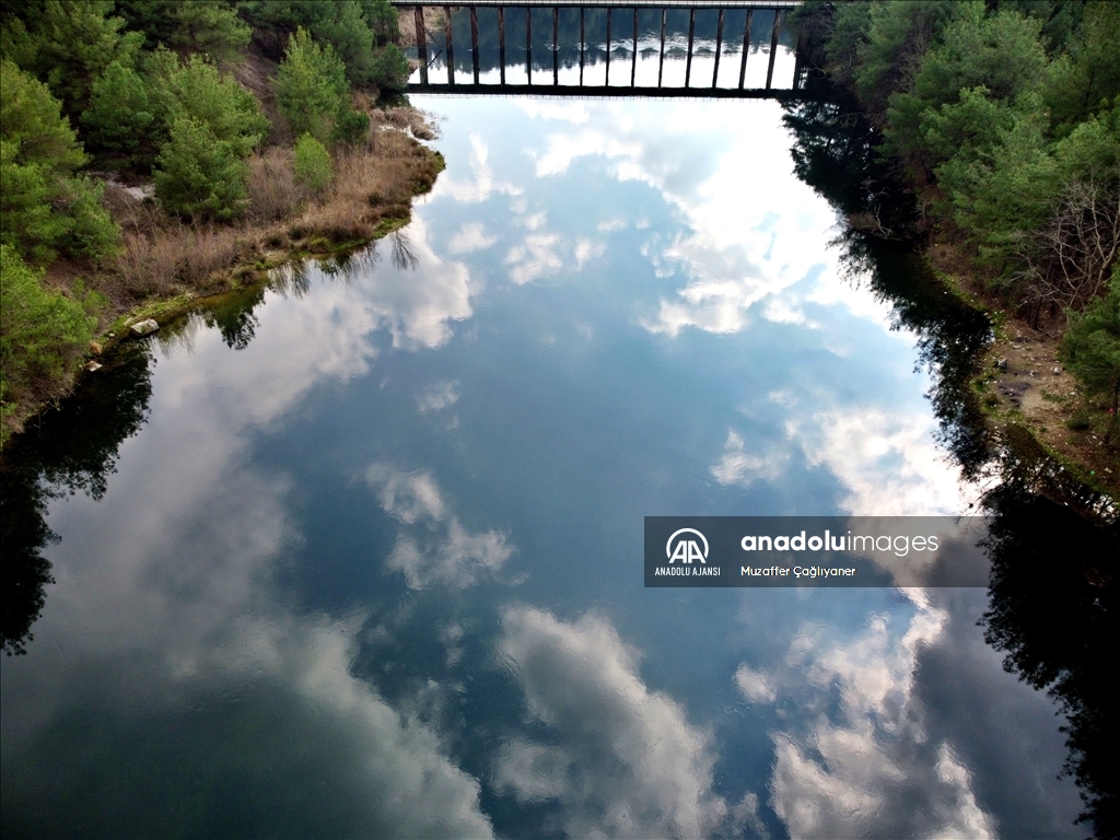 Ceyhan Nehri'ne gökyüzünün yansıması - Anadolu Ajansı