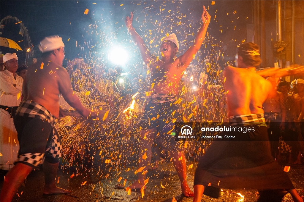 Endonezya'da Bali Sessizlik Günü öncesinde ateş ritüeli düzenlendi ...