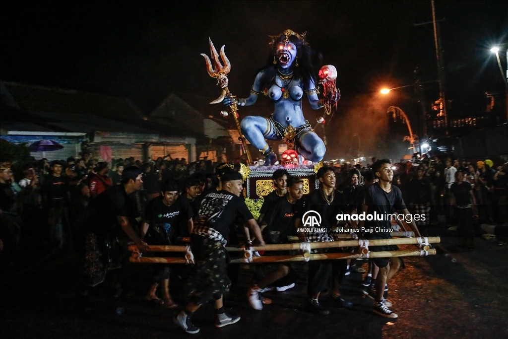Endonezya'da Bali Sessizlik Günü öncesinde ateş ritüeli düzenlendi ...