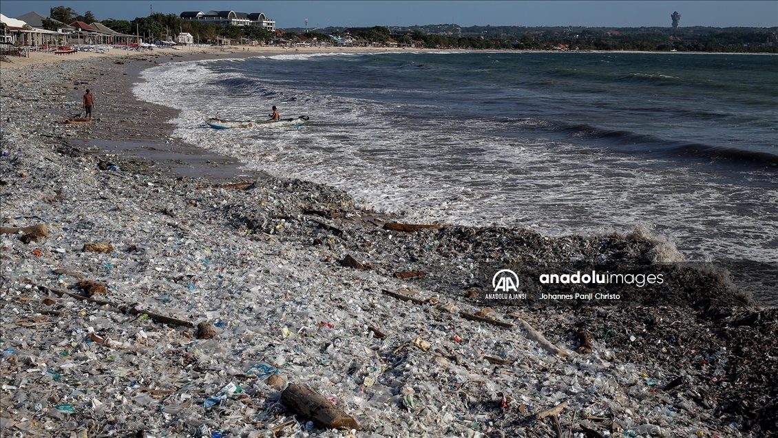Endonezya'daki Kedonganan Plajı plastik nehre dönüştü - Anadolu Ajansı