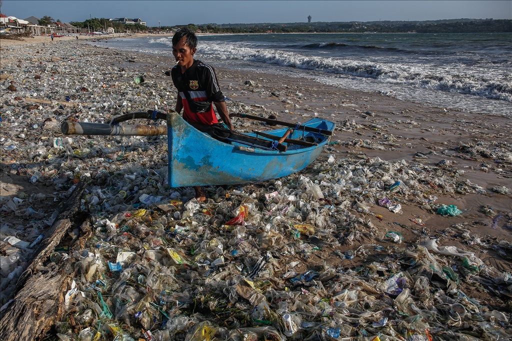 Endonezya'daki Kedonganan Plajı plastik nehre dönüştü - Anadolu Ajansı
