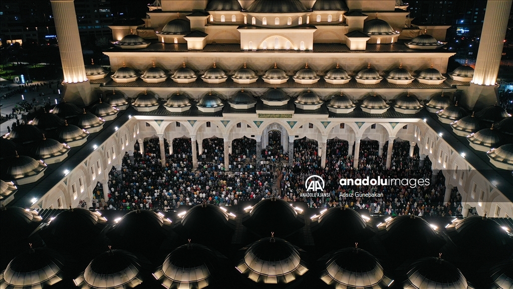 Kadir Gecesi dualarla idrak edildi - Anadolu Ajansı