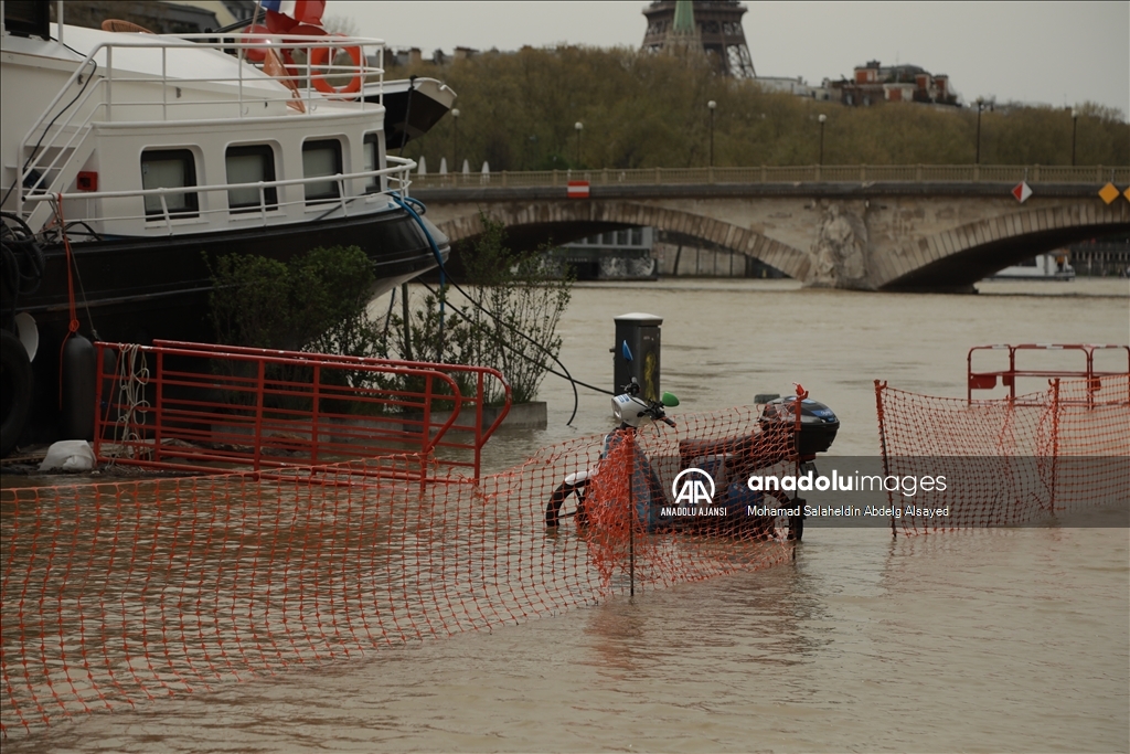 Paris'te Seine Nehri yükseldi - Anadolu Ajansı