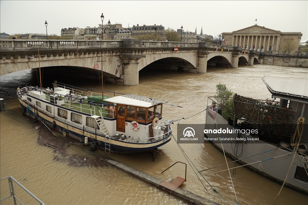 Paris'te Seine Nehri yükseldi - Anadolu Ajansı