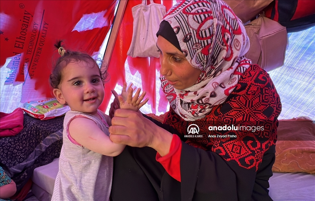 İsrail'in kocasını göç yolunda tutukladığı Suha Abu Salim 5 çocuğuyla ...
