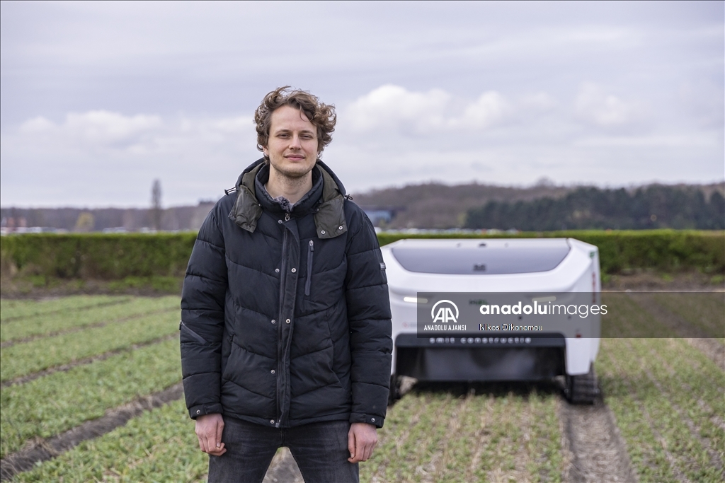 Hollanda'da yapay zeka destekli robot "Theo", lale üretimindeki ...