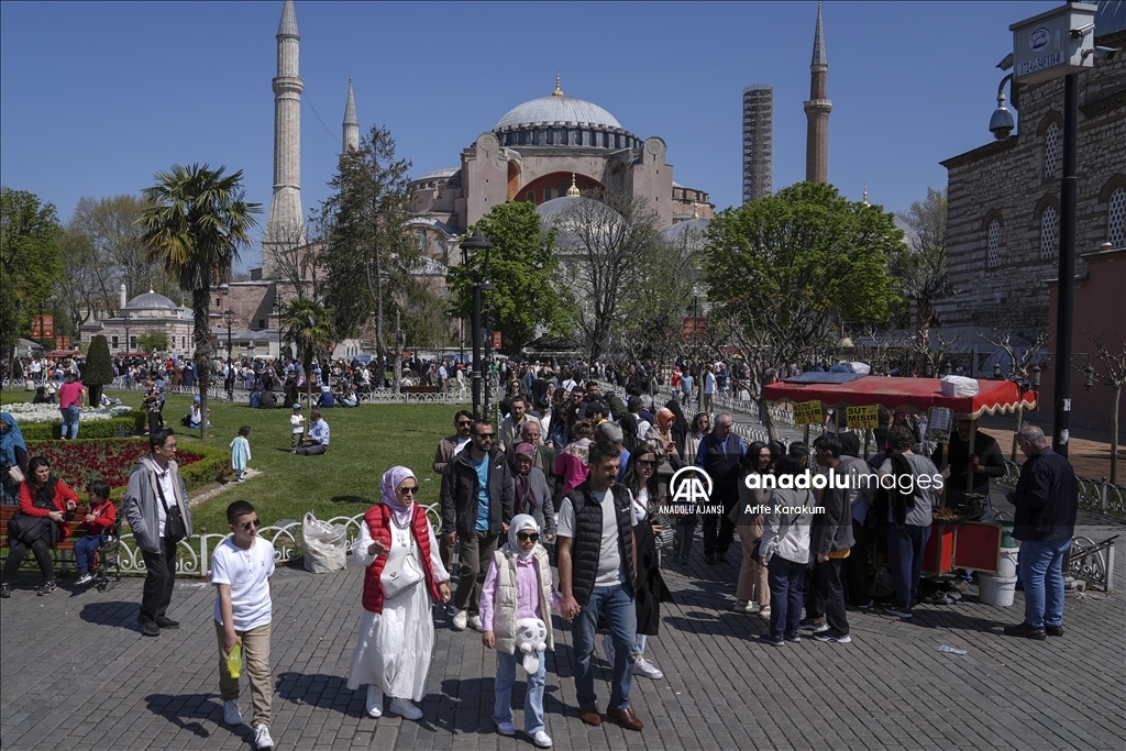 İstanbul'da tarihi yarımadadaki turistik mekanlarda bayram yoğunluğu ...