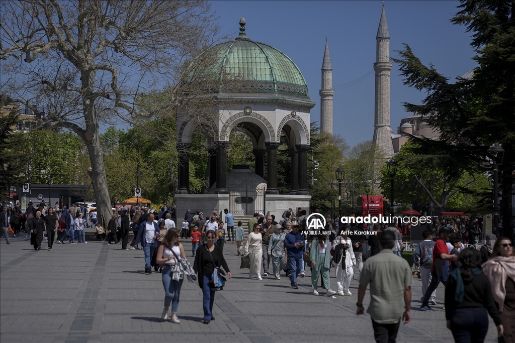 İstanbul'da tarihi yarımadadaki turistik mekanlarda bayram yoğunluğu ...