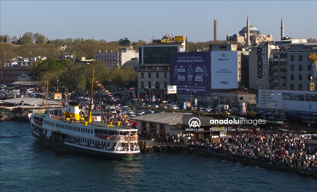 İstanbul'da tarihi yarımadadaki turistik mekanlarda bayram yoğunluğu ...