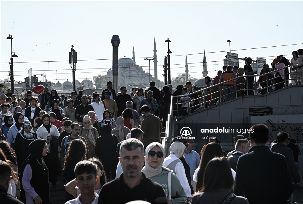İstanbul'da tarihi yarımadadaki turistik mekanlarda bayram yoğunluğu ...