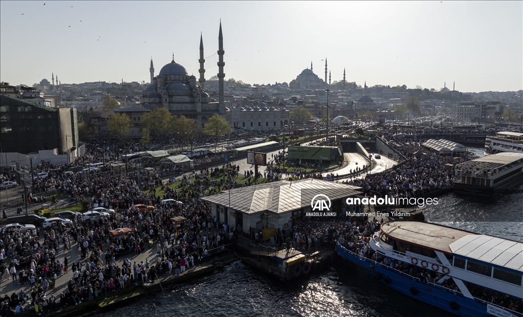 İstanbul'da tarihi yarımadadaki turistik mekanlarda bayram yoğunluğu ...