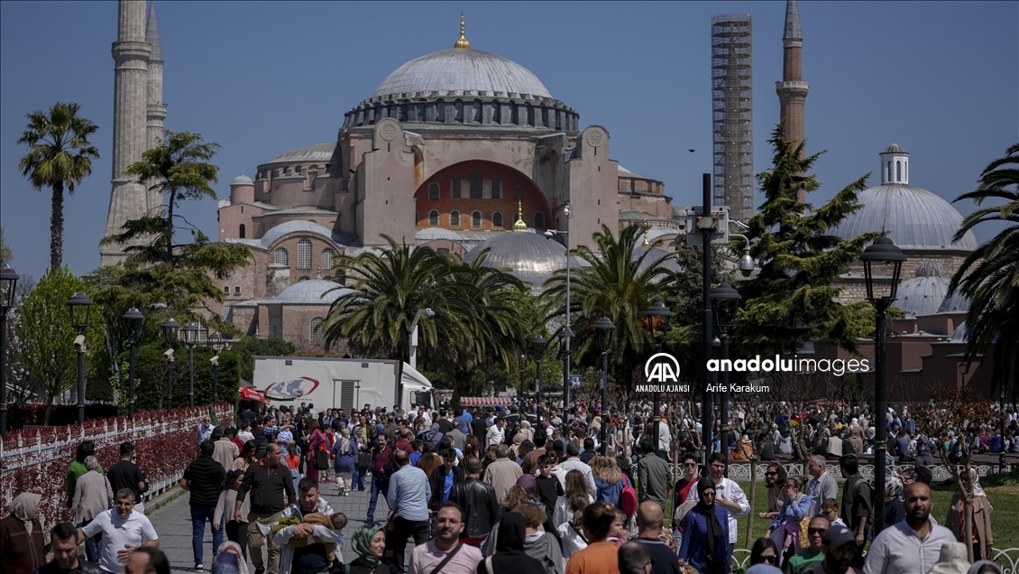 İstanbul'da tarihi yarımadadaki turistik mekanlarda bayram yoğunluğu ...