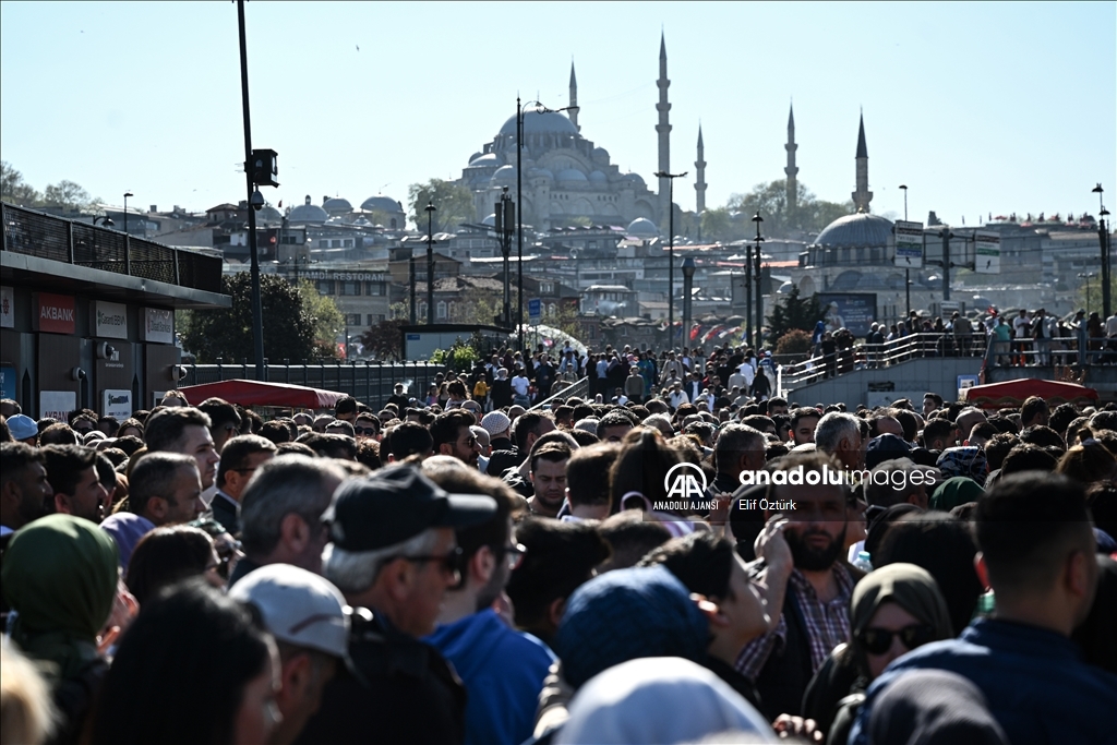 İstanbul'da tarihi yarımadadaki turistik mekanlarda bayram yoğunluğu ...