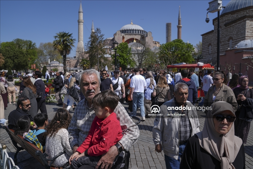 İstanbul'da tarihi yarımadadaki turistik mekanlarda bayram yoğunluğu ...