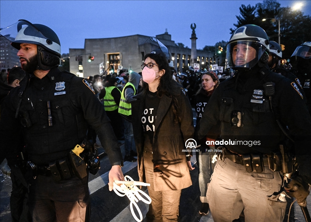 NYPD arrests Pro-Palestinian Jewish protesters in New York - Anadolu Ajansı