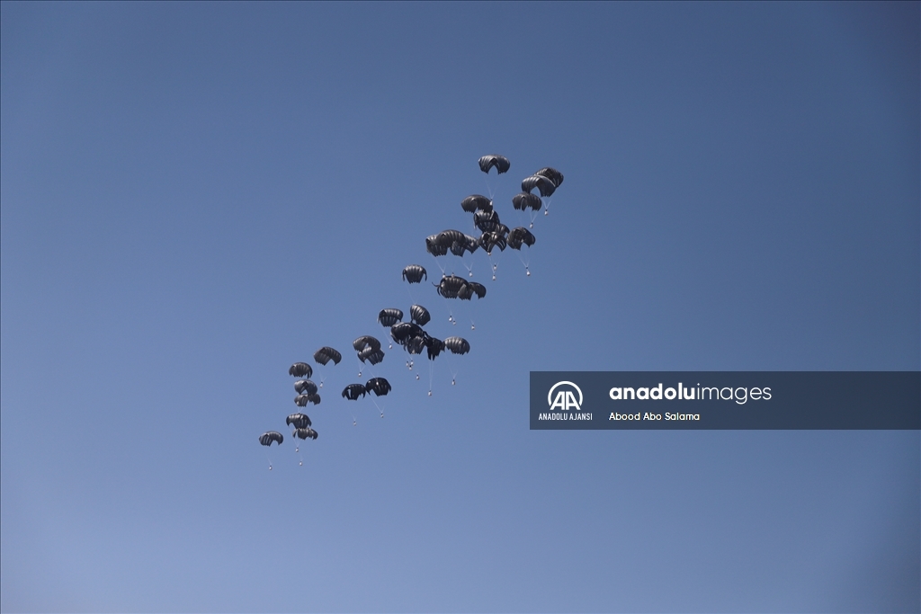 Gazze Şeridi'nin kuzeyine havadan paraşütle insani yardım indirildi - Anadolu Ajansı